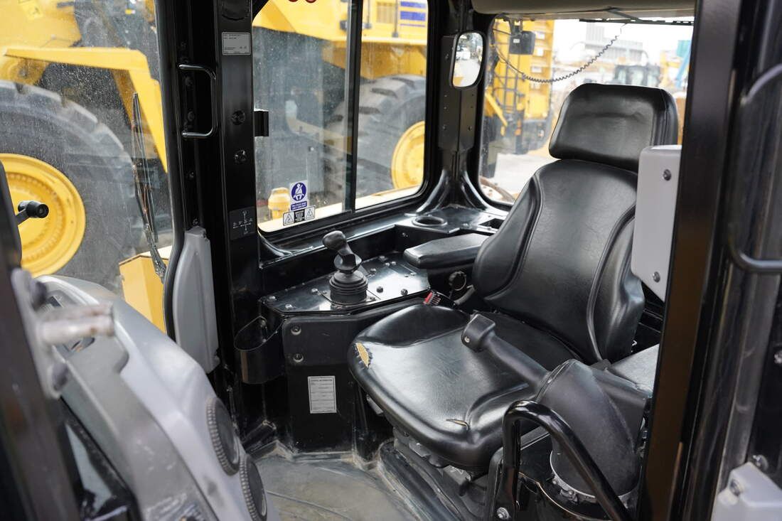 Caterpillar D6R2 LGP Bulldozer: Reliable Construction Equipment