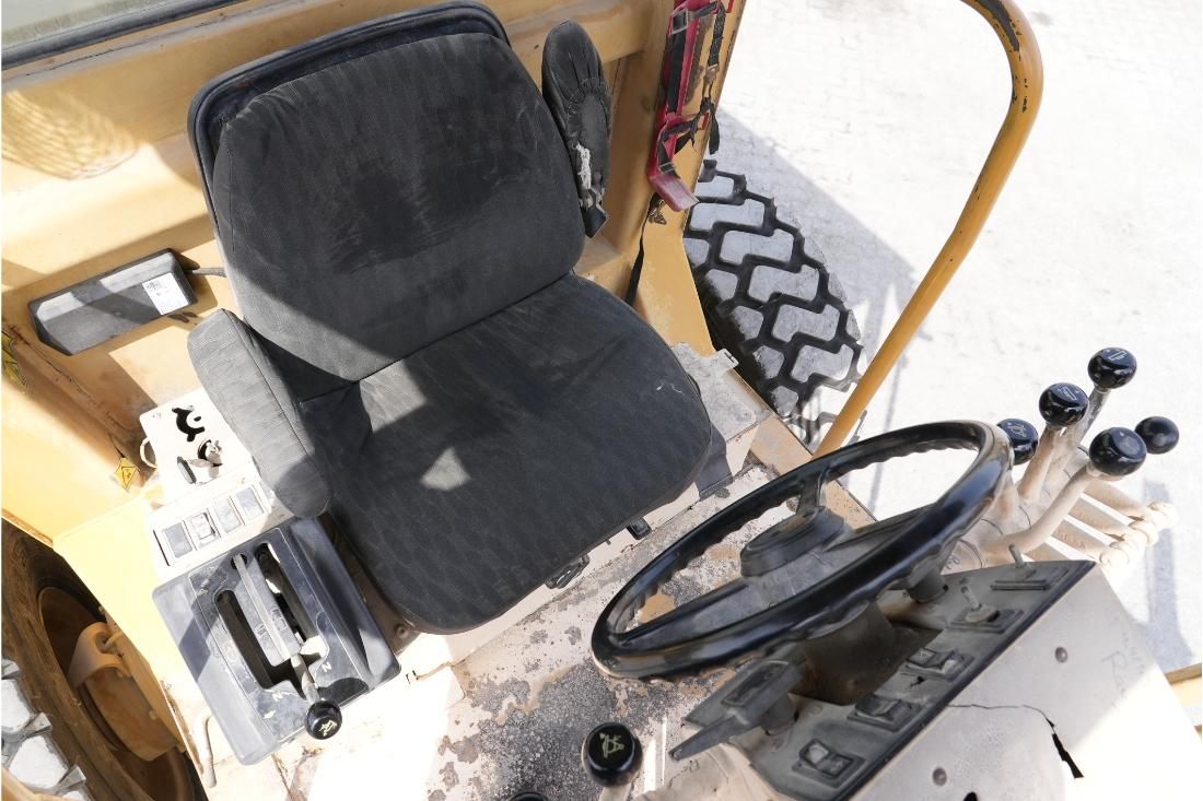 Used Caterpillar 160H Motor Grader for Sale 2004 | Almarwan