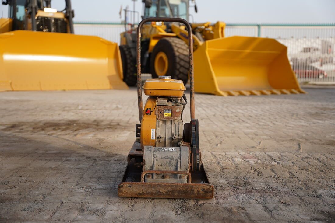 Used Sakai PC100 Plate Compactor for Sale 2005 | Al Marwan