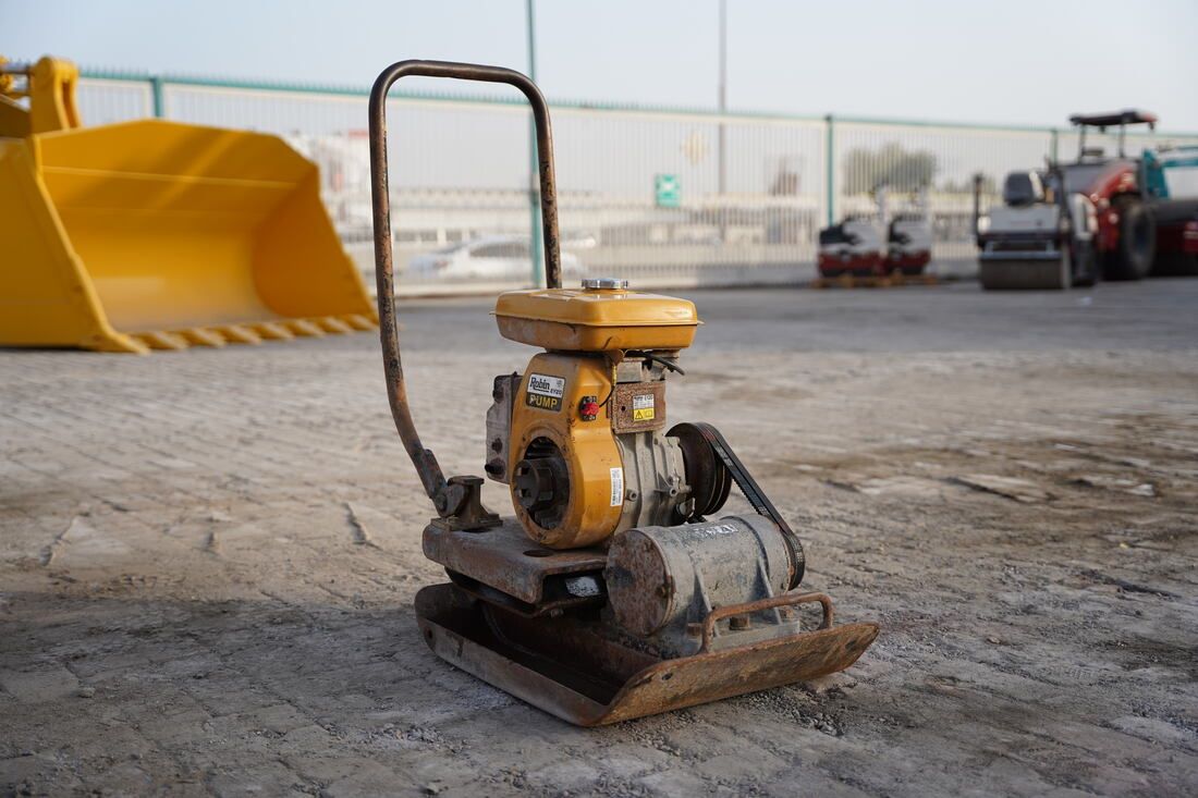 Used Sakai PC100 Plate Compactor for Sale 2005 | Almarwan