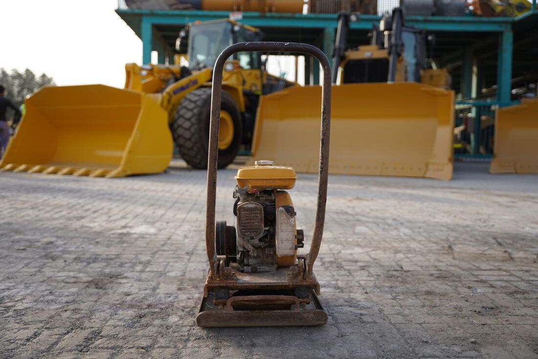 Used Sakai PC100 Plate Compactor for Sale 2005 | Almarwan