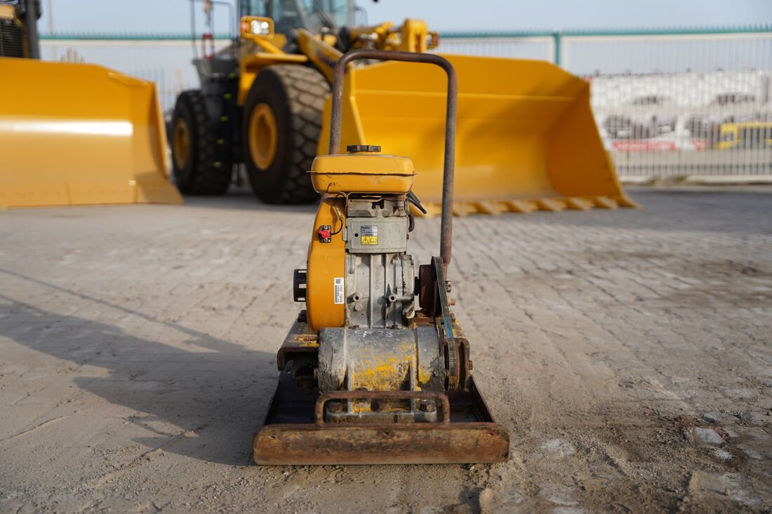 Used Sakai PC100 Plate Compactor for Sale 2005 | Almarwan