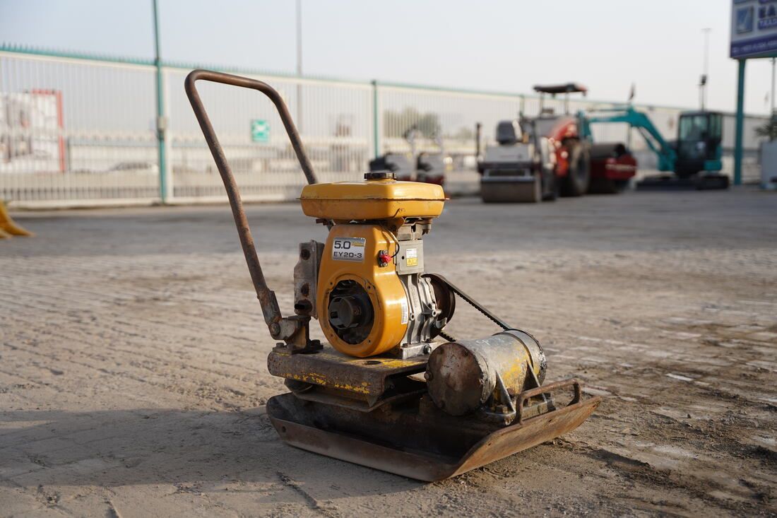 Used Sakai PC100 Plate Compactor for Sale 2005 | Almarwan