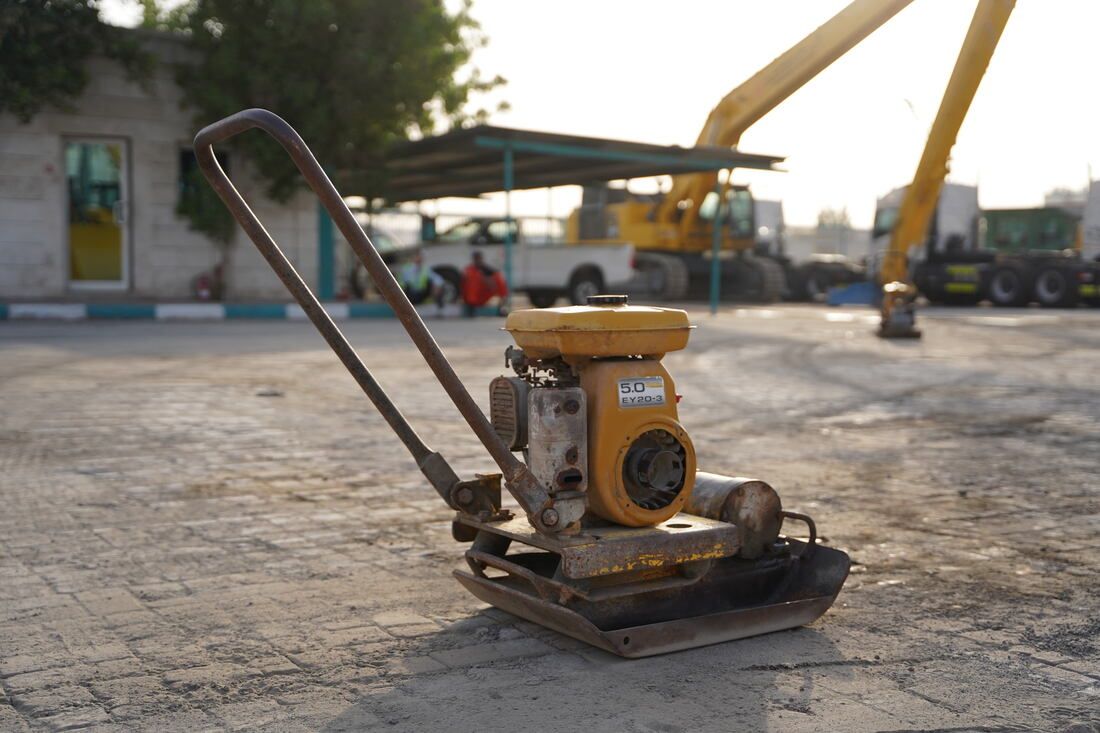 Used Sakai PC100 Plate Compactor for Sale 2005 | Almarwan